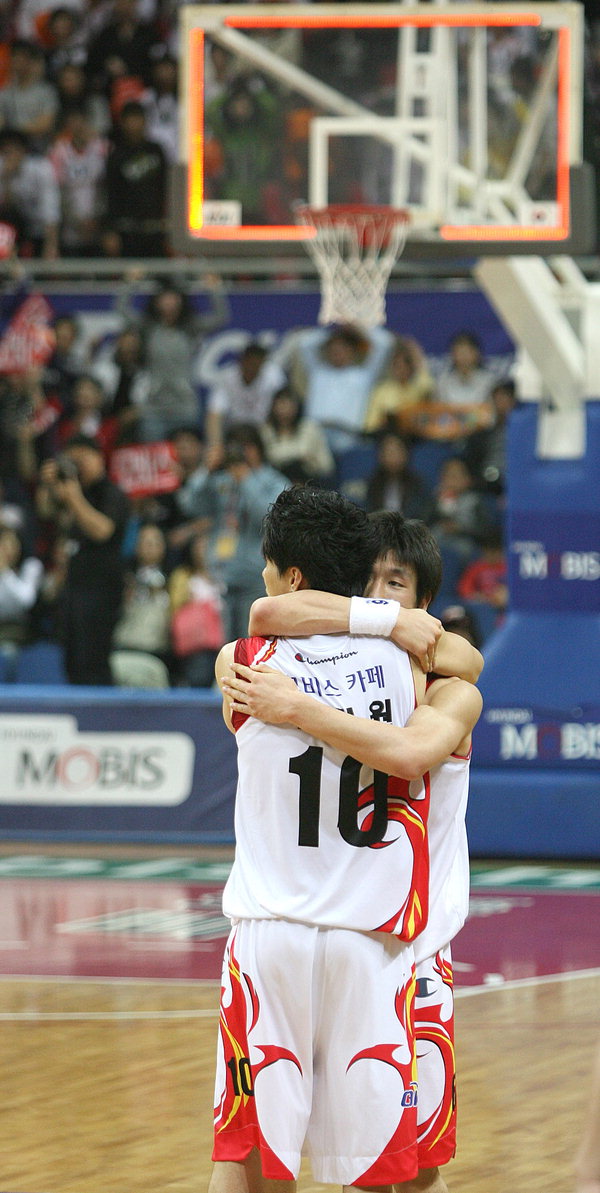 [2006-2007 프로농구] KTF ˝오늘은 물러서지 않는다˝ : 부산의 대표 정론지, 국제신문