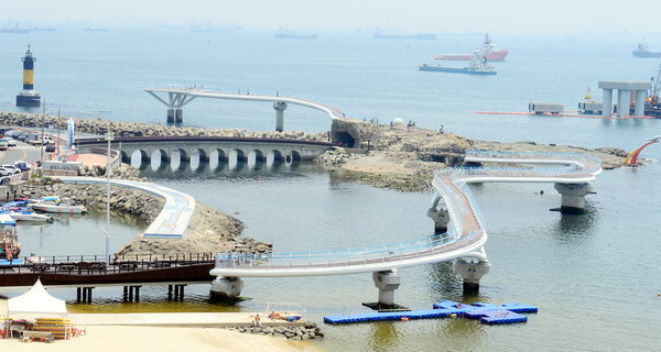 부산 해수욕장 개장…관광객 기다리는 송도 구름산책로 : 부산의 대표 정론지, 국제신문