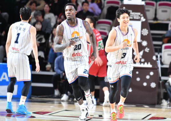 ‘백업’ 라건아의 부활…KCC 파죽 6연승 : 국제신문