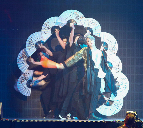 [국제포토] 방탄소년단 지민 ‘빛을 지배하다’ (2018 멜론뮤직어워드) : 부산의 대표 정론지, 국제신문