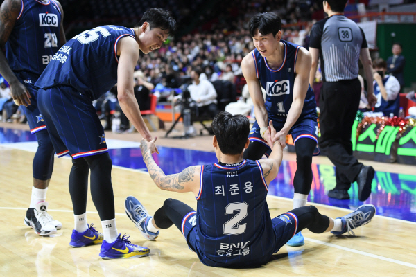 `부산이 터가 안좋다고?` KCC는 달라... UTU 표본 3연승 질주 : 국제신문