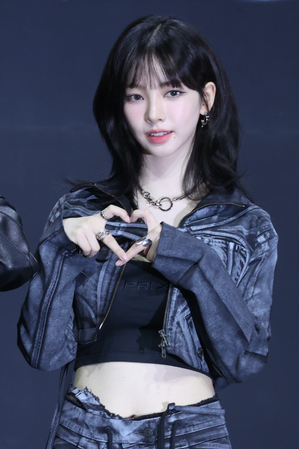 카리나가 시구하는 부산 사직구장 DH 2차전 매진 : 국제신문